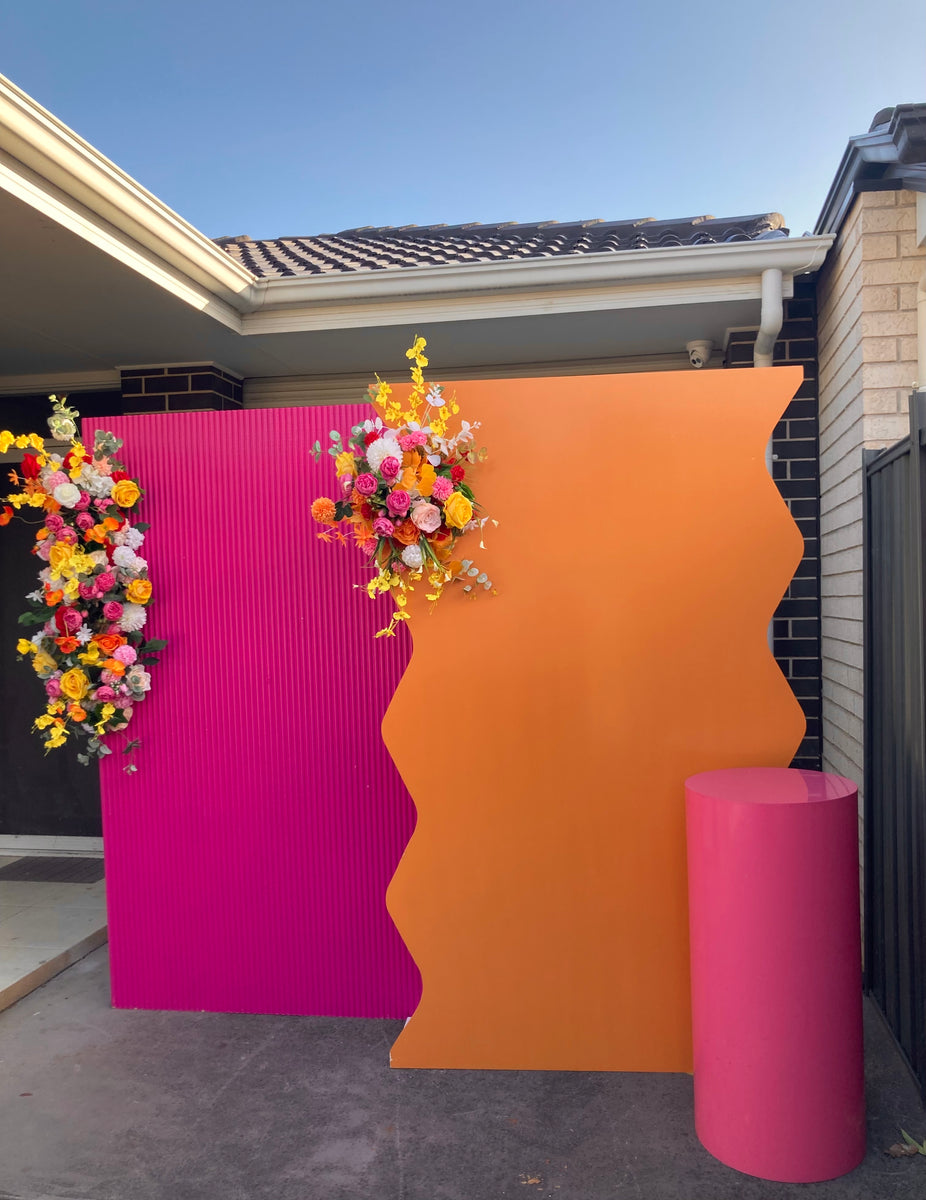 Package hire 2 MDF wooden backdrops + 1 plinth + 2 flowers – TT Party Hire