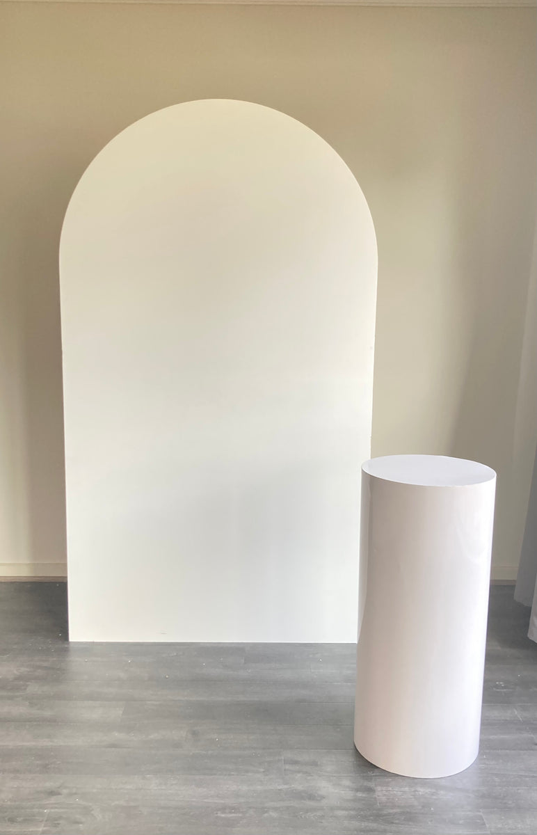 MDF White arch backdrop 2m H x 1.2m W + 1 plinth – TT Party Hire