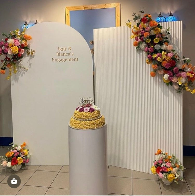 Package hire 2 Mdf wooden backdrops + 1 plinth + 4 flowers – TT Party Hire